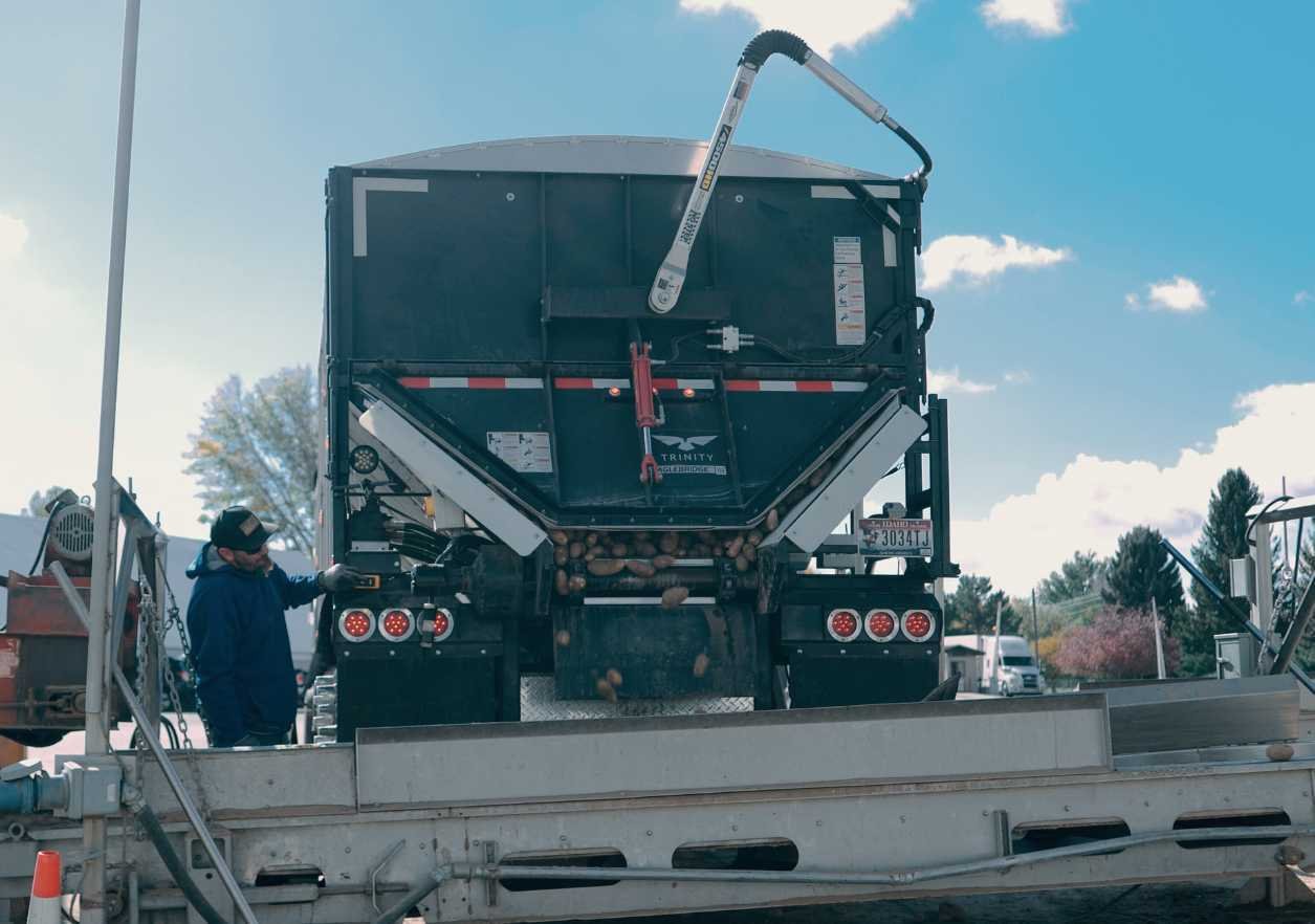 Self-Unloading Belt Trailers | The Original Belt Trailer | EAGLE BRIDGE